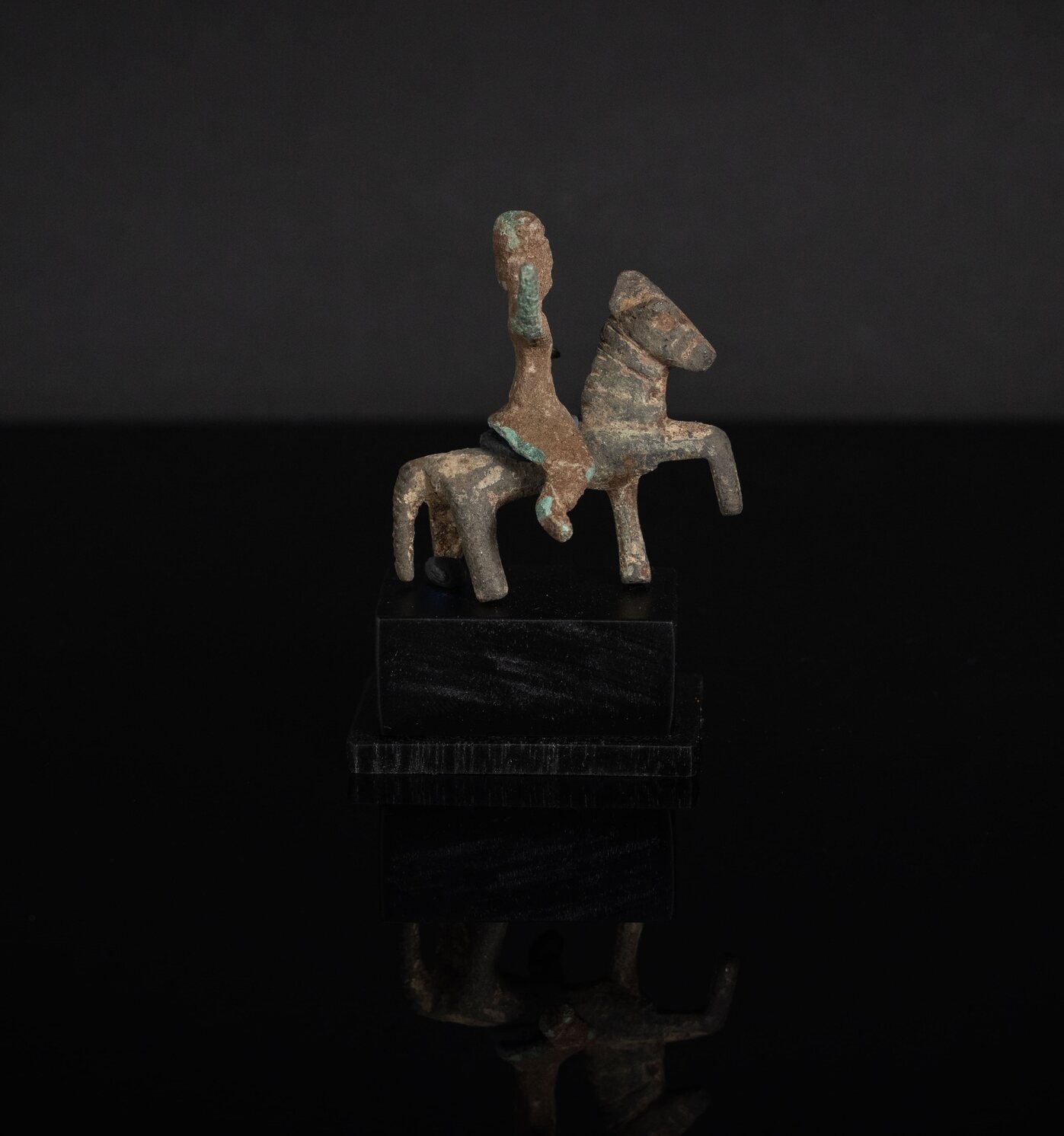 Römische Bronzestatue thrakischer Reiter, Pferd mit Reiter ...