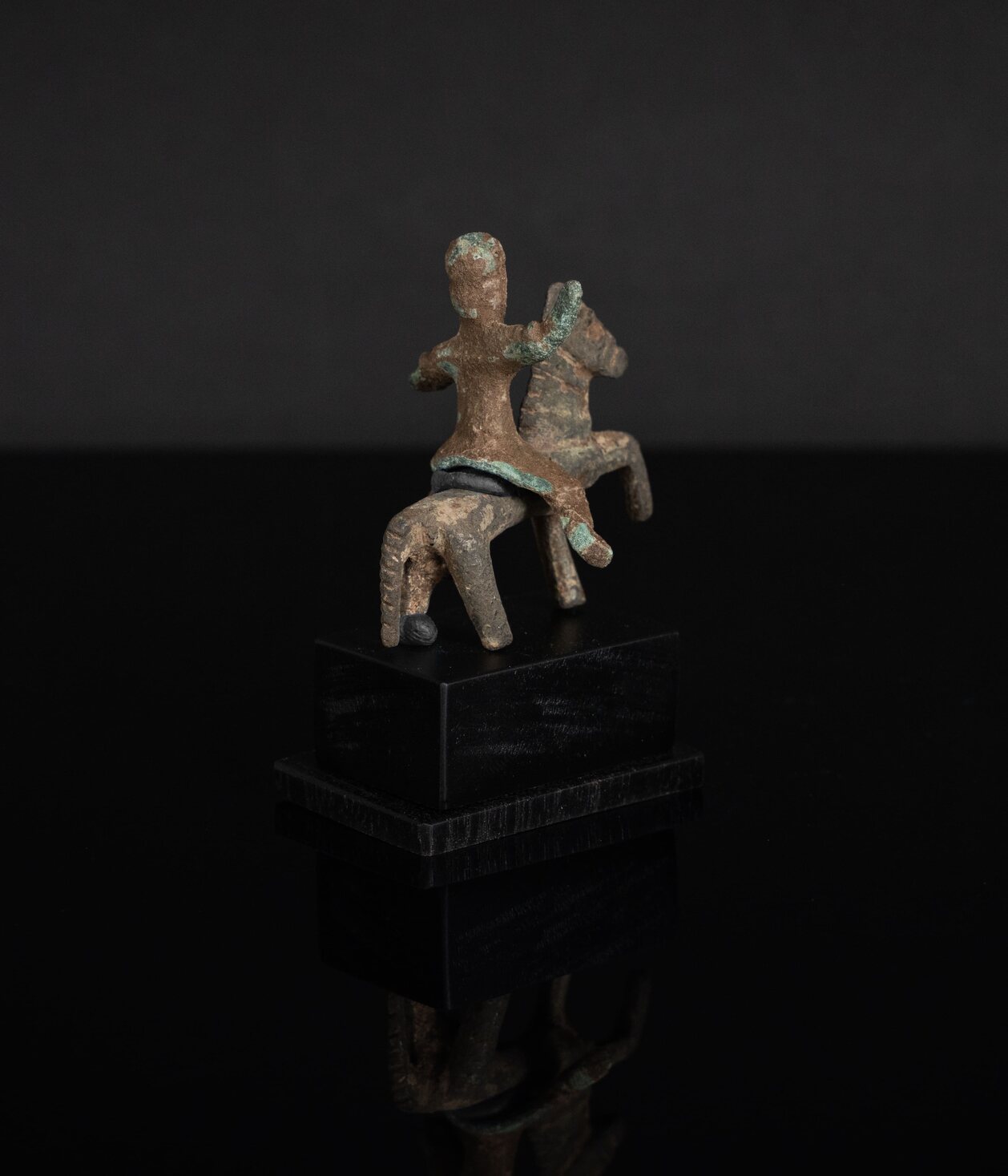 Römische Bronzestatue thrakischer Reiter, Pferd mit Reiter ...