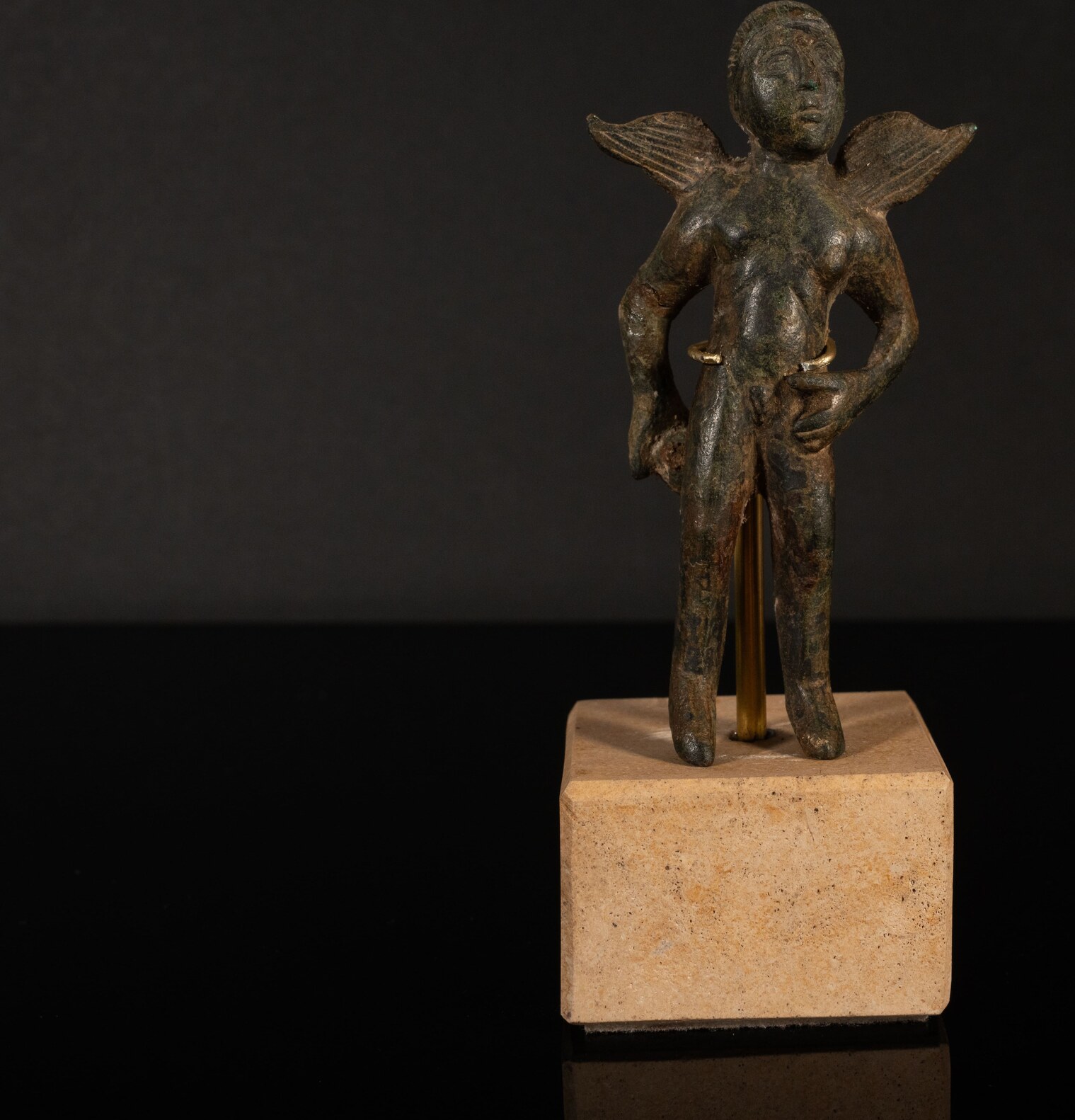 Römisches Reich Bronzefigur von Amor auf Marmorsockel. Engel mit ...