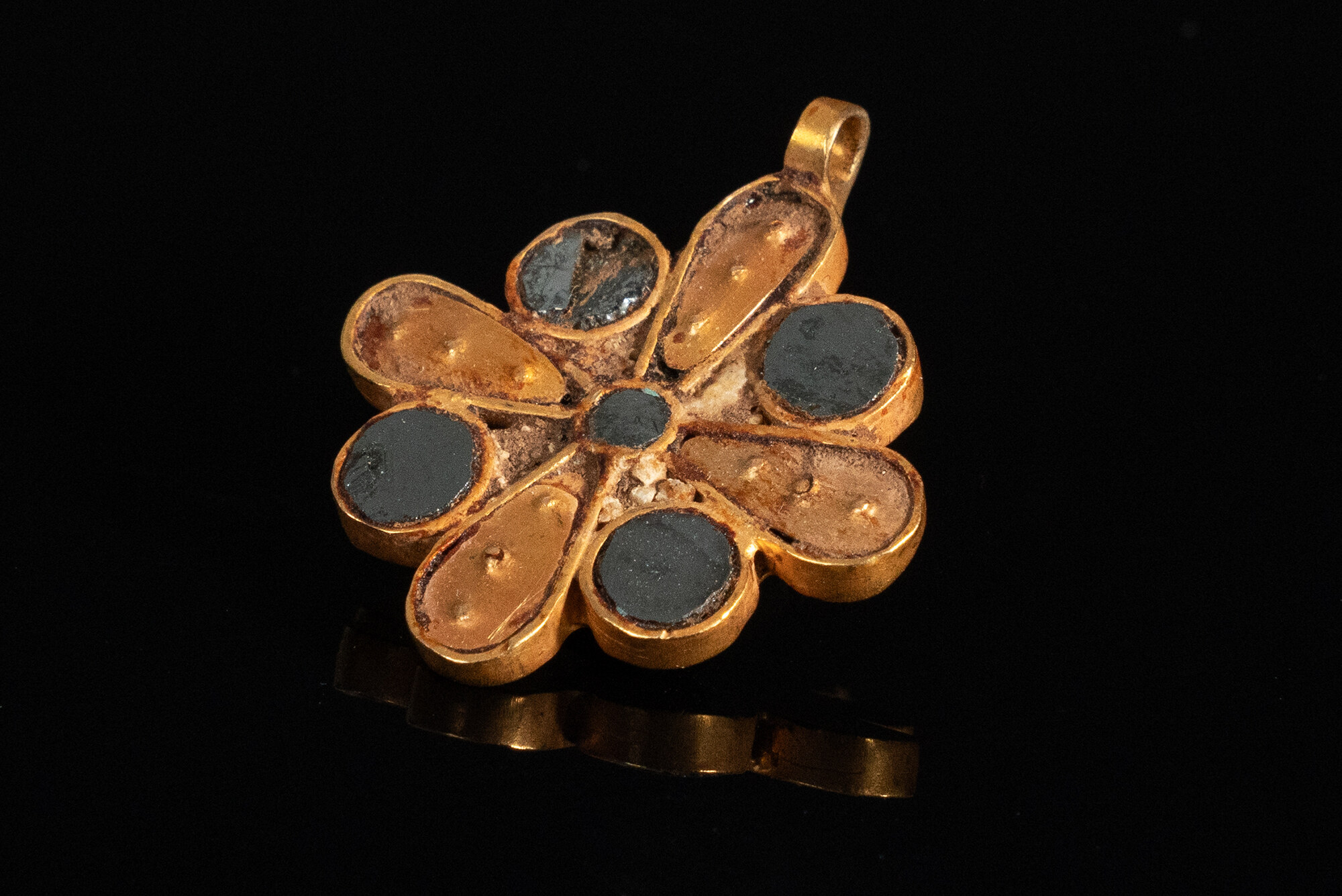 Merowinger Kreuzanhänger aus Gold mit prunkvoller Verzierung 6. - 7. Jh ...