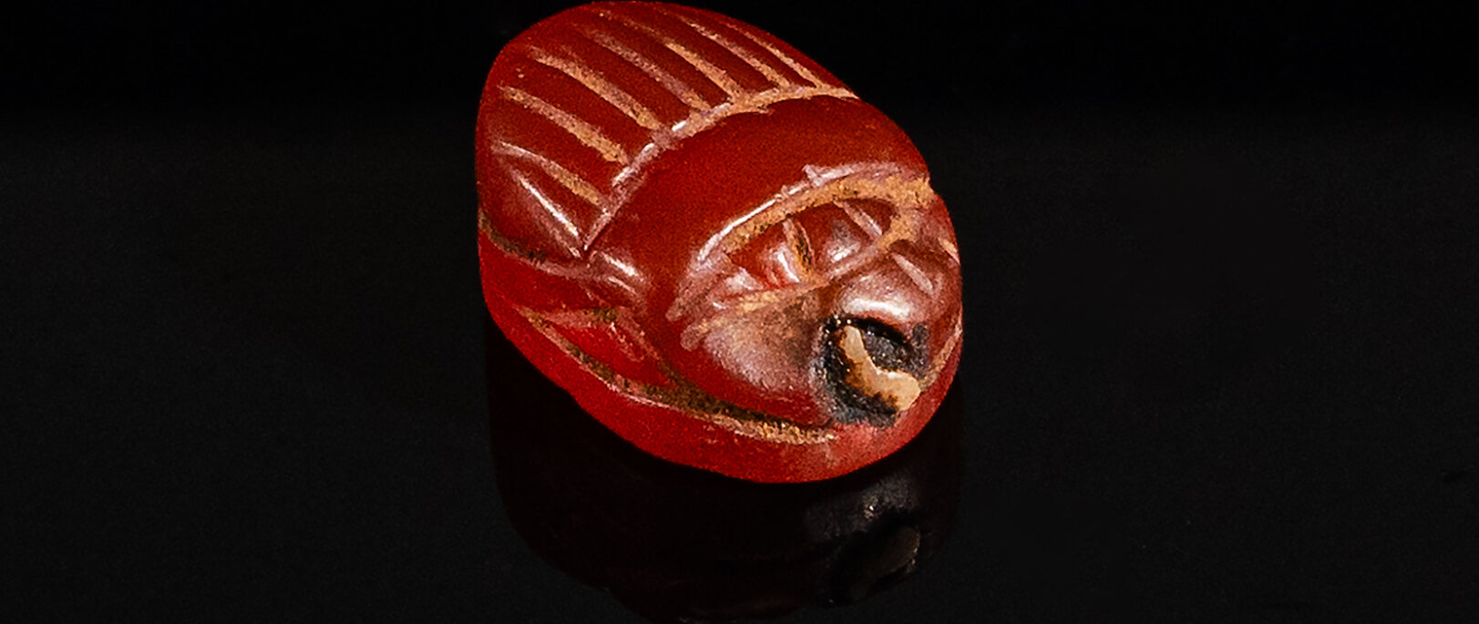 Ägyptischer Skarabäus mit Nefer-Symbol aus Karneol | MA-Shops