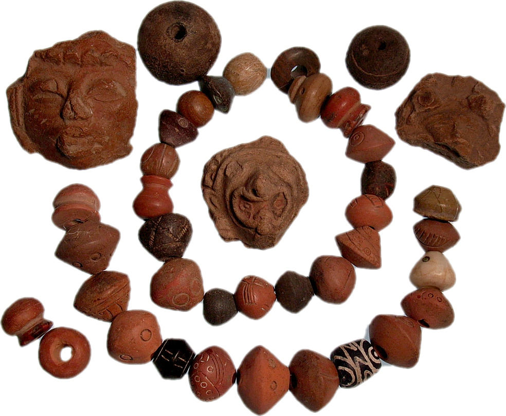 Präkolumbische Keramiken Köpfe und Schmuckperlen, Inka Maja, Tumaco-La ...