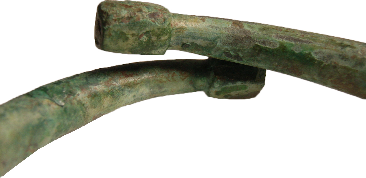 Bronzezeitlicher Armreif in massiver Ausführung aus Südeuropa ...