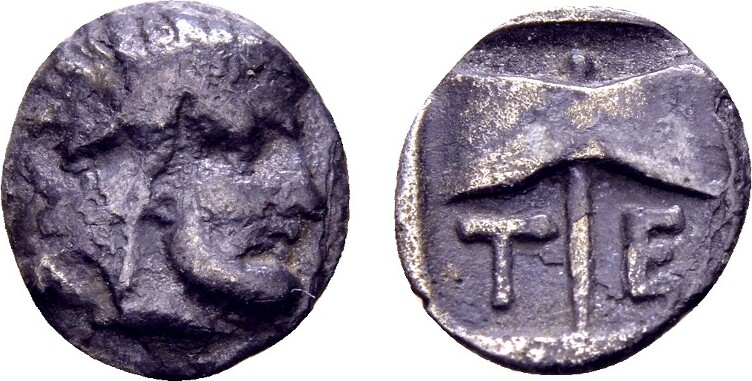 Greek Insel Troas, Tenedos. AR Obol (8mm, 0,40 g) circa 450-387 v.C. SS ...