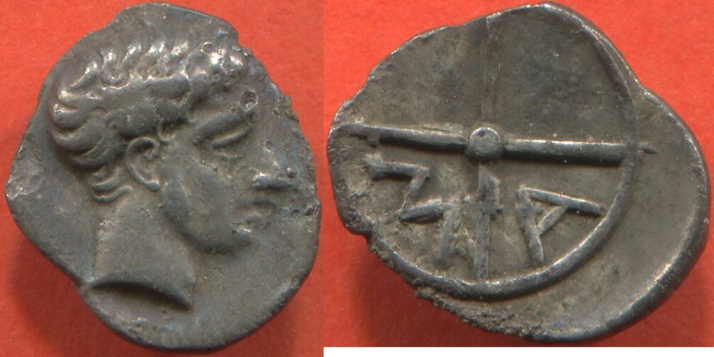 Antike Münzen OBOLE GAULOISE- MARSEILLE EN ARGENT A/ TÊTE D’APOLLON A ...