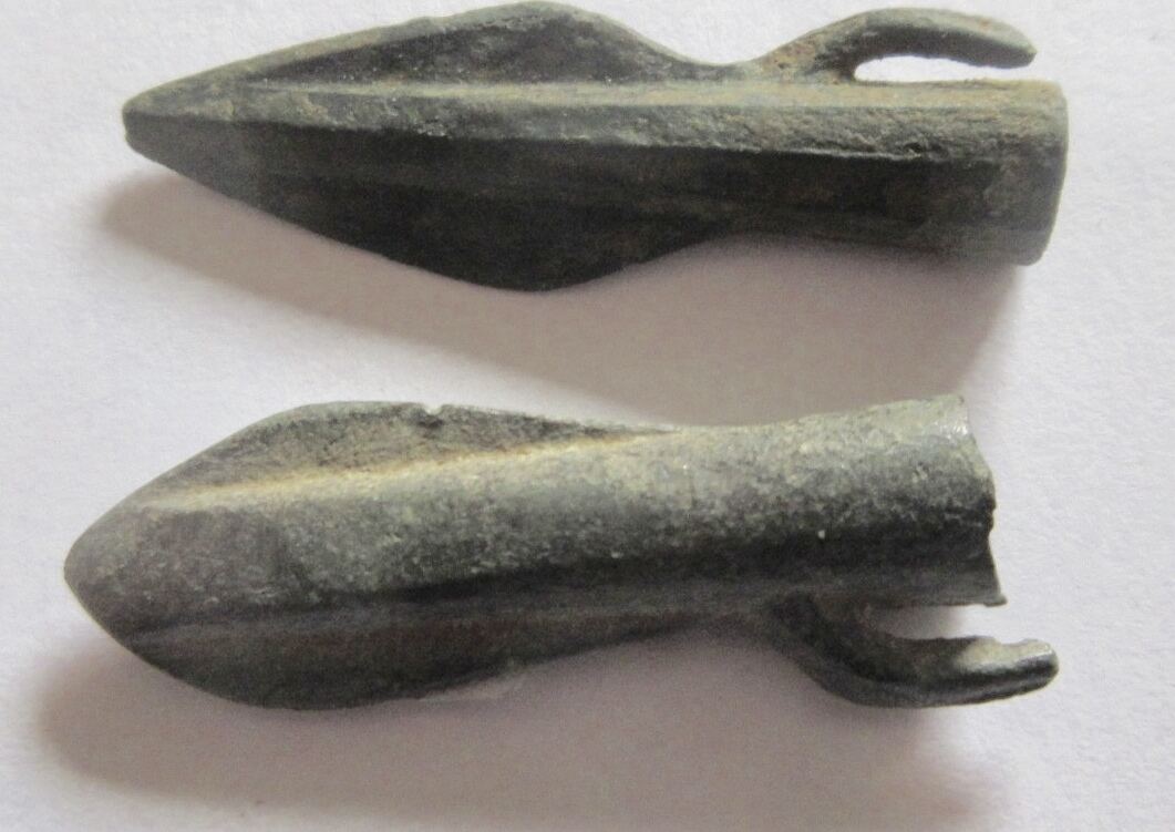 Bronzezeit Pfeilspitzen aus Bronze 400-300 v. Chr. Zwei griechische zweiflügligen Pfeilspitze ...