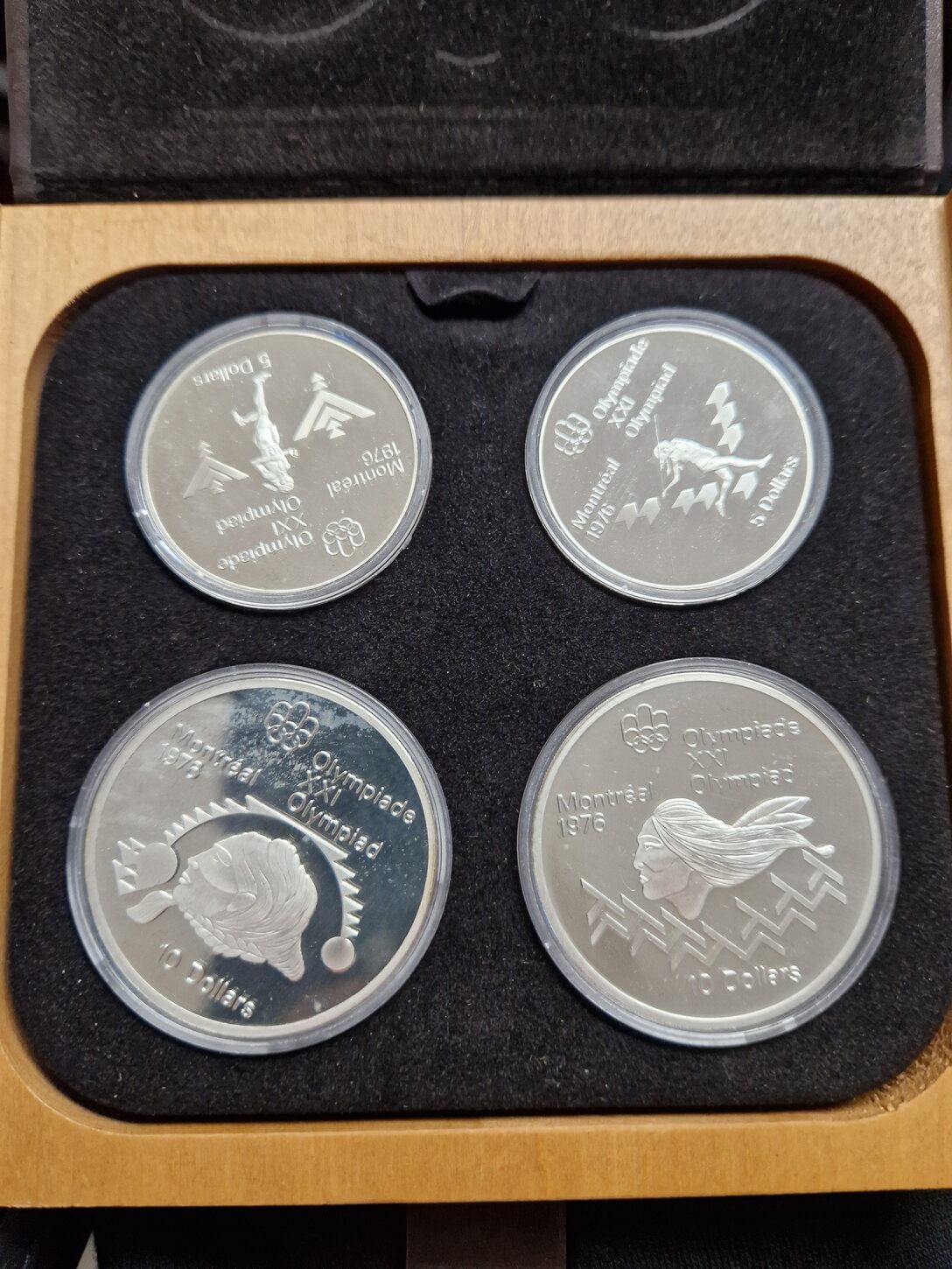 1975 2 x 5 + 2 x 10 Dollars Kanada Olympische Winterspiele 1976 pp und Etui aus Holz | MA-Shops