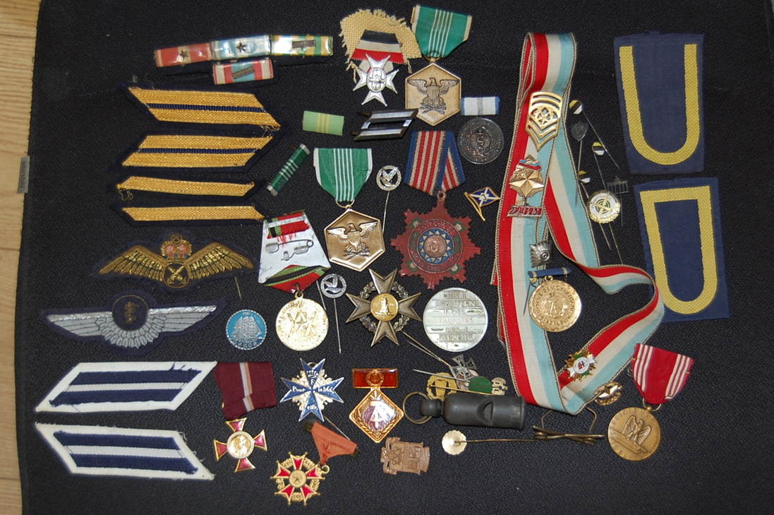 Verschiedene Staaten ca. 50 Orden, Abzeichen, Schulterklappen etc. vz ...