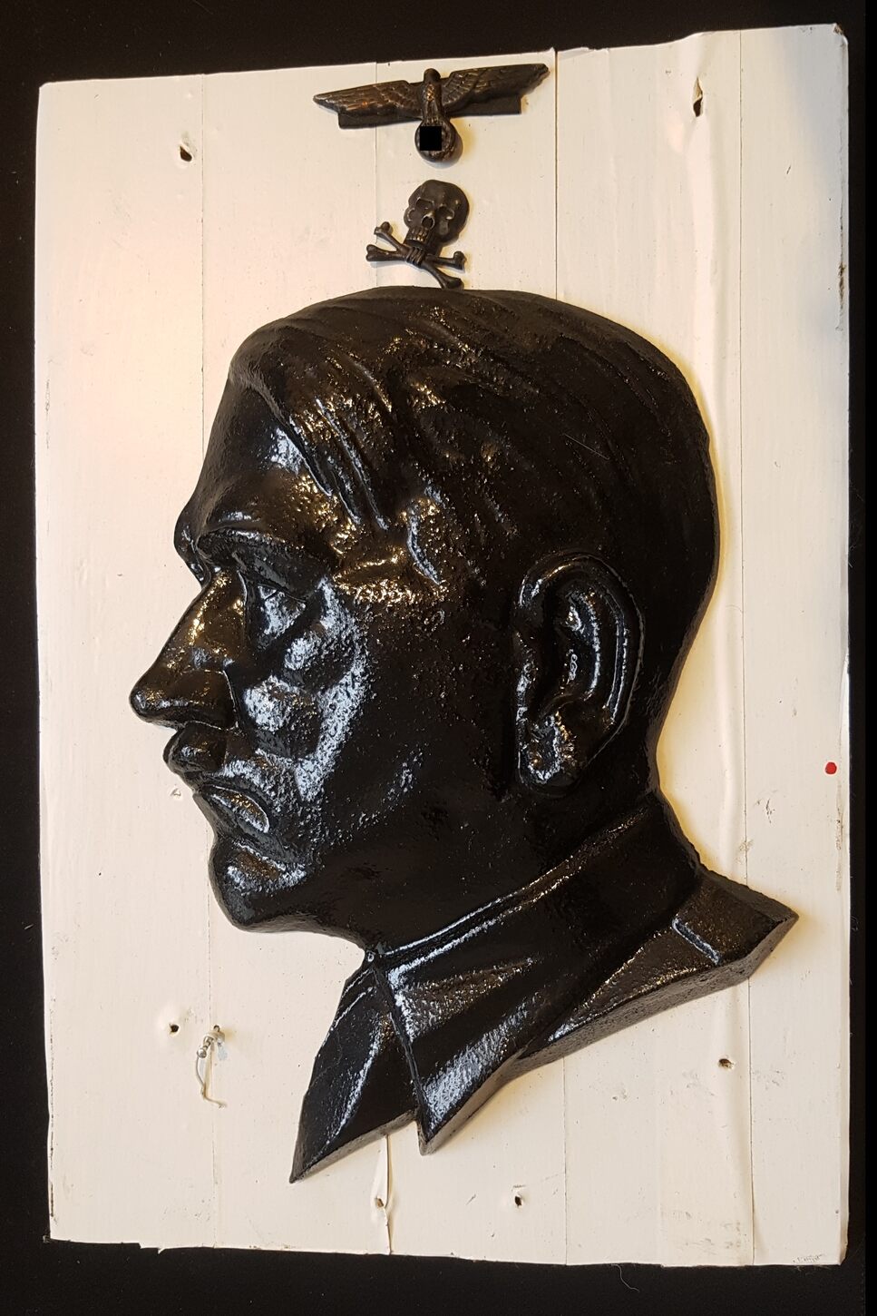 3. Reich Adolf Hitler Relief mit Totenkopfabzeichen und Adler guter ...