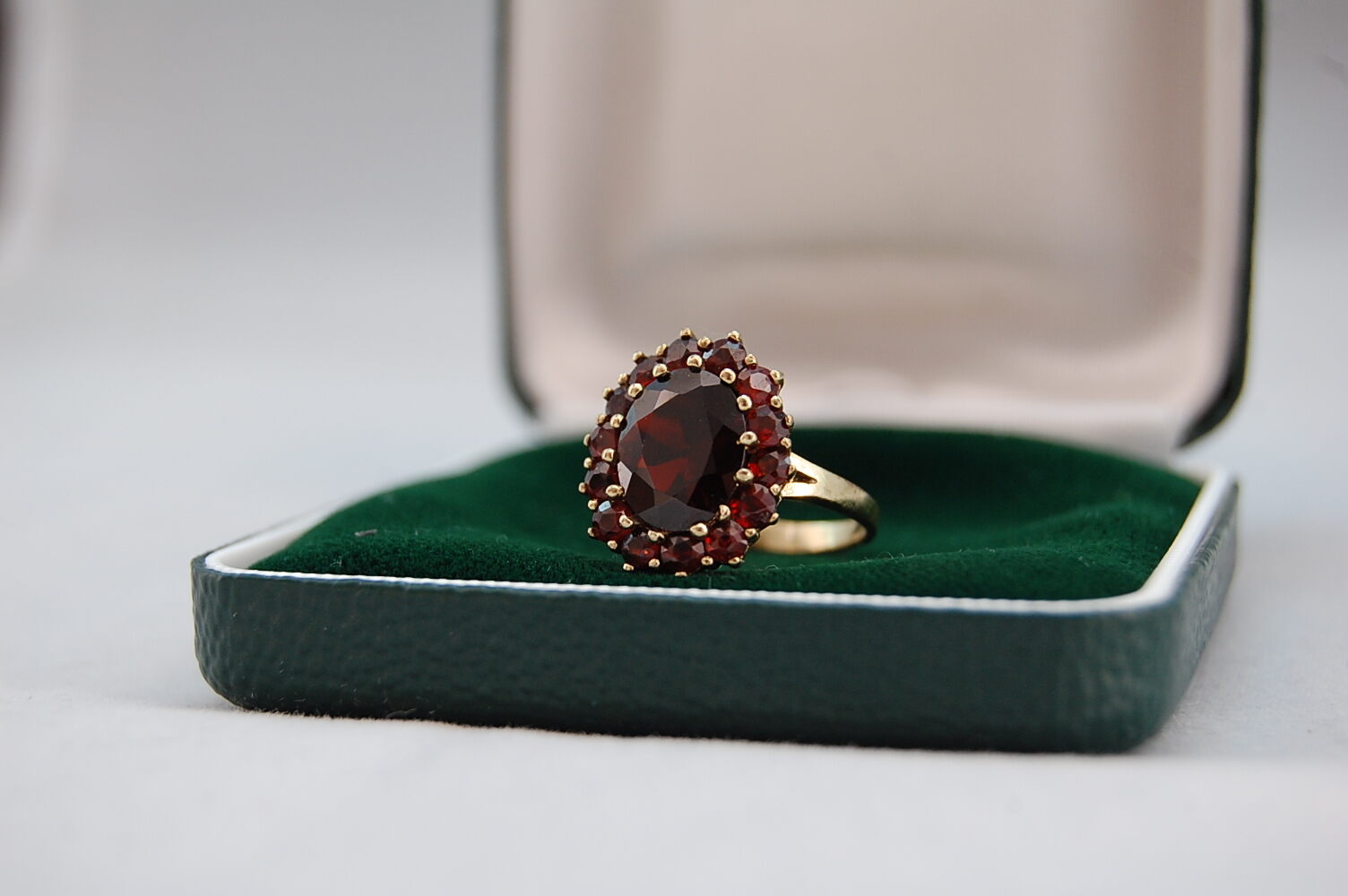 Granatstein Ring, 333 Gold, Ringgröße 52 | MA-Shops