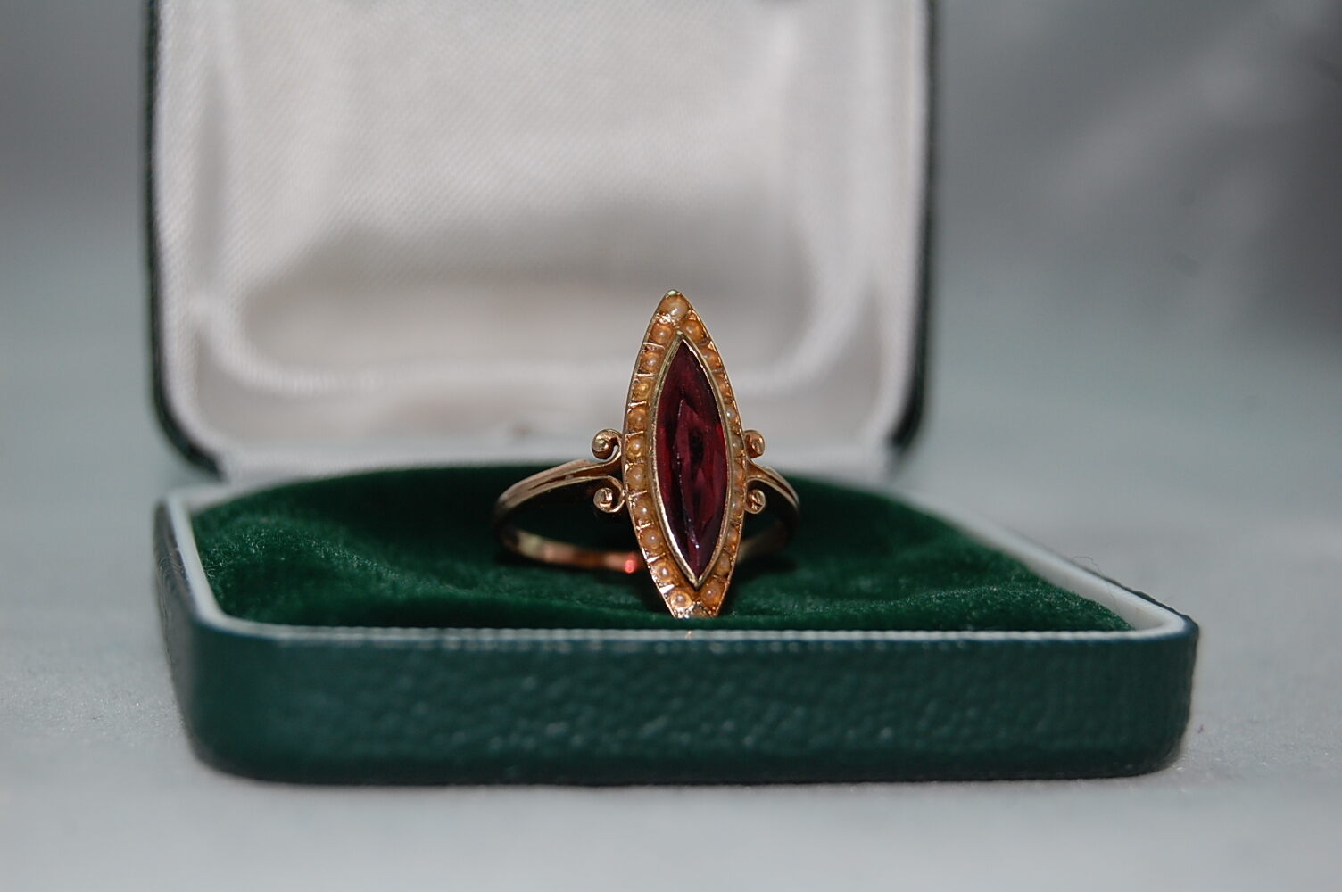 Ring mit Rubin und kleinen Perlen, 14K Gold, Ringgröße 59 | MA-Shops