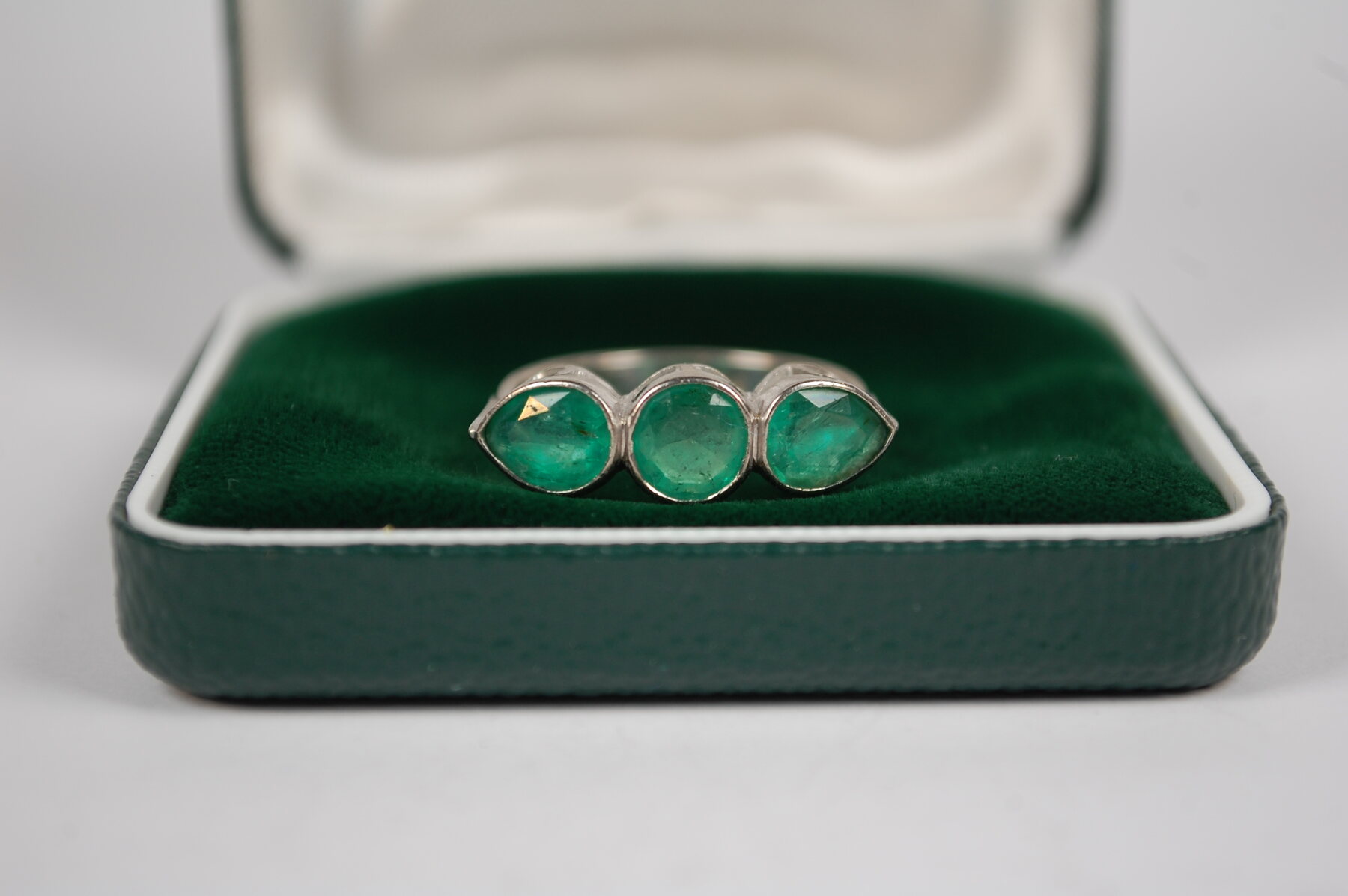 Ring mit Smaragden, 750 Weißgold, Ringgröße 55 | MA-Shops