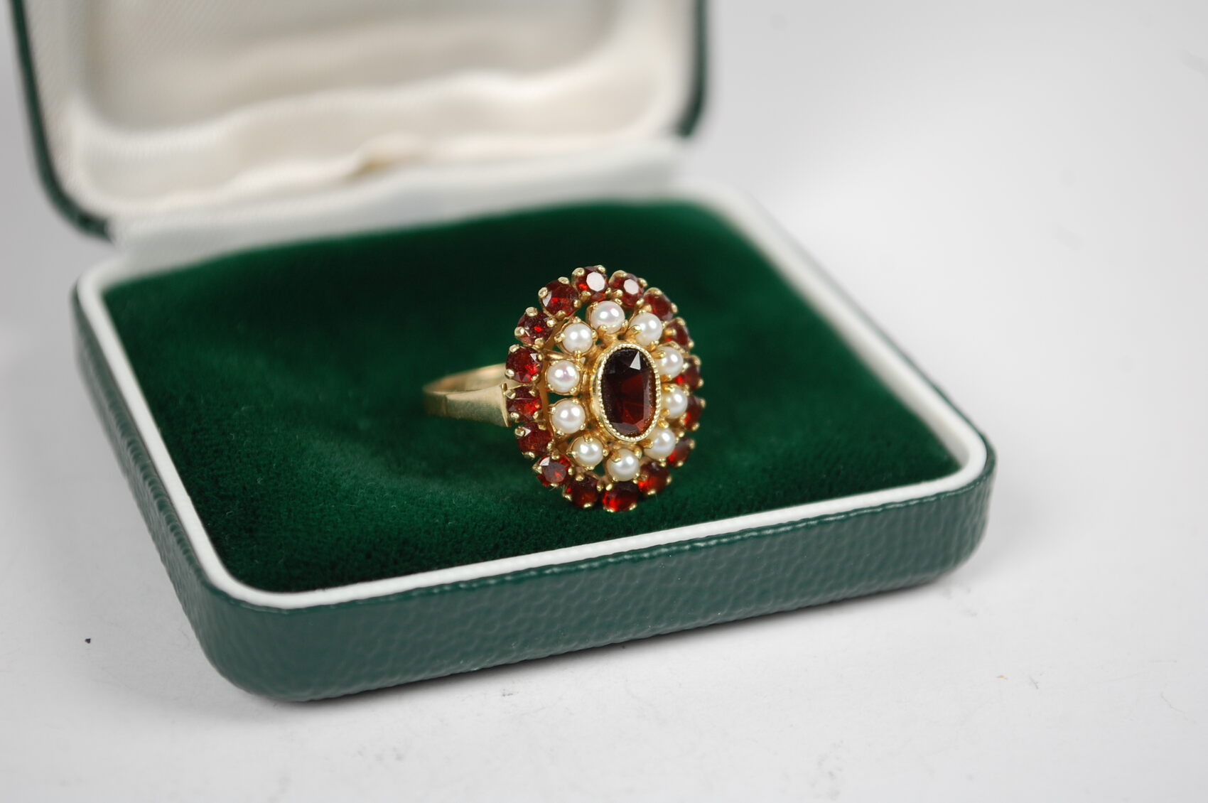 Granatstein Ring mit Perlen, 585 Gold, Ringgröße 52 | MA-Shops