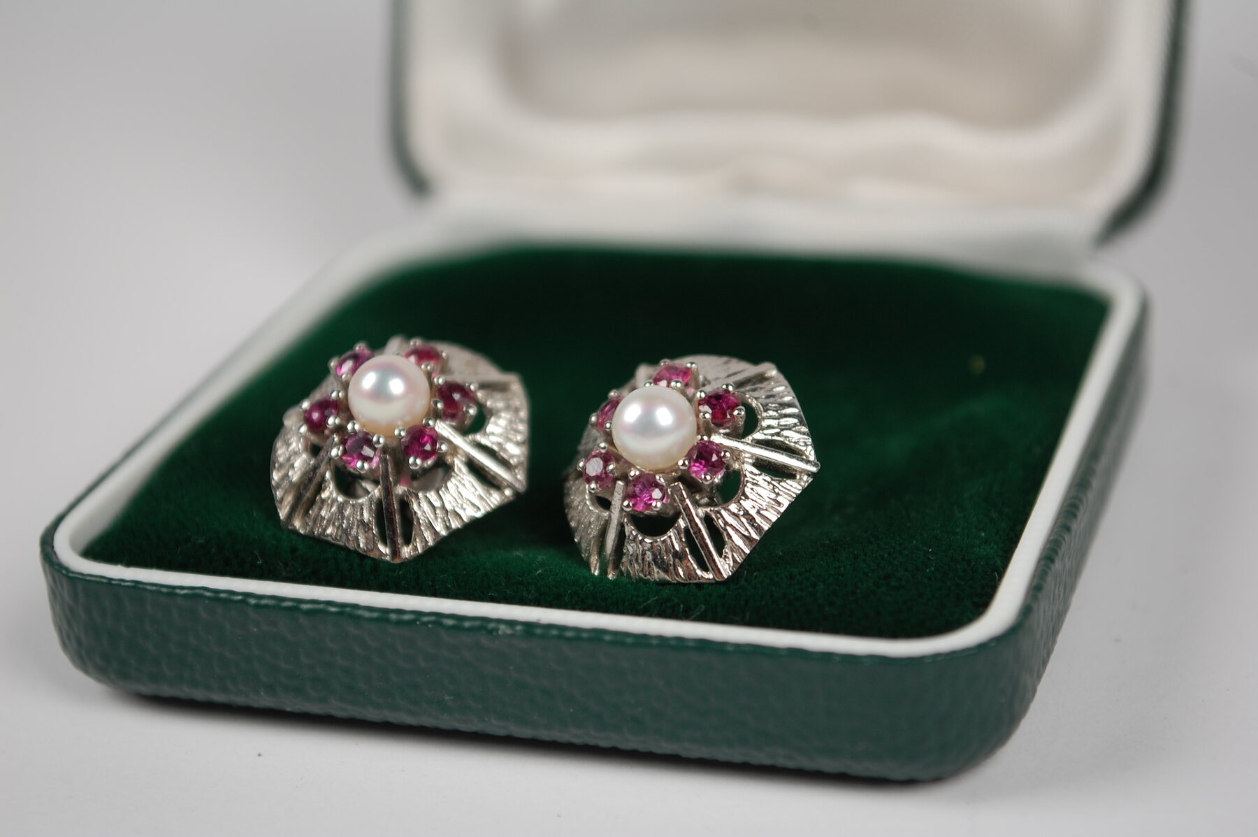 Ohrringe mit Rubinen und Perle, 585 Weißgold, 5,26g, 1,8cm groß | MA-Shops