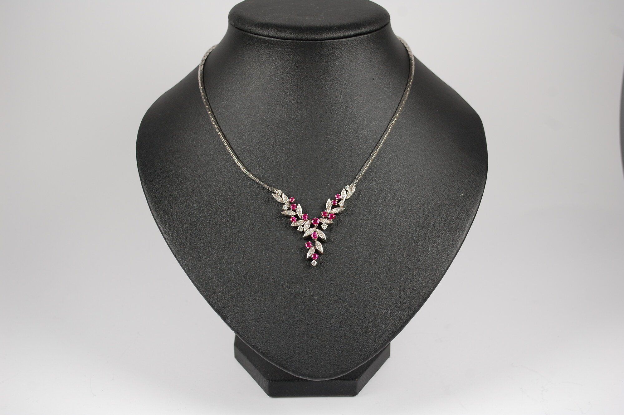 Kette mit Diamanten und Rubinen, 14K Weißgold, 22,3g, 42cm lang | MA-Shops