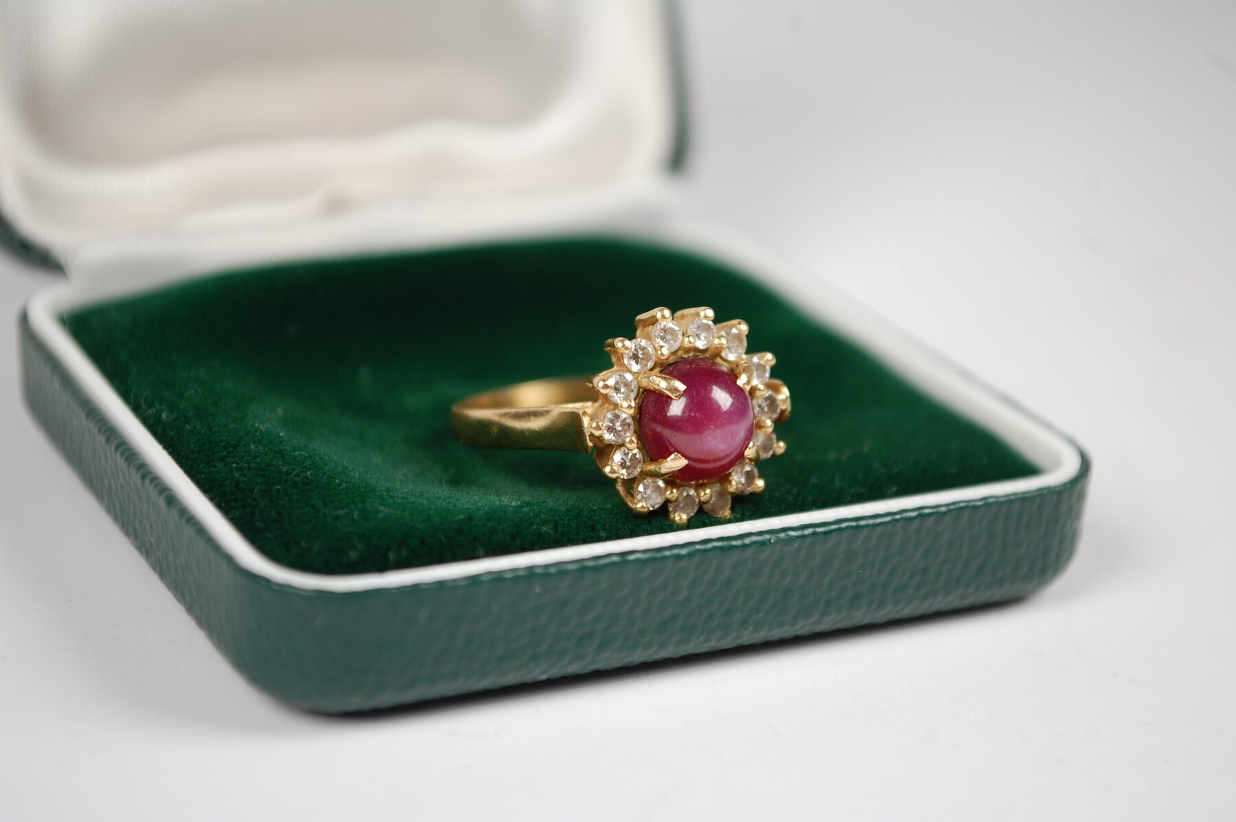 Ring mit Stern Rubin & Diamanten, 18K Gold, 5,68g, Ringgröße 58 | MA-Shops