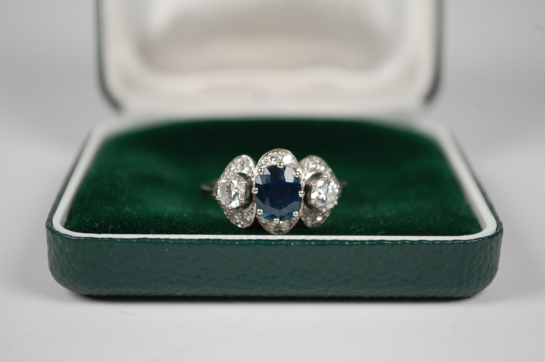 Ring mit Saphir und Diamanten, 750 Weißgold, 5,31g, Ringgröße 56 | MA-Shops