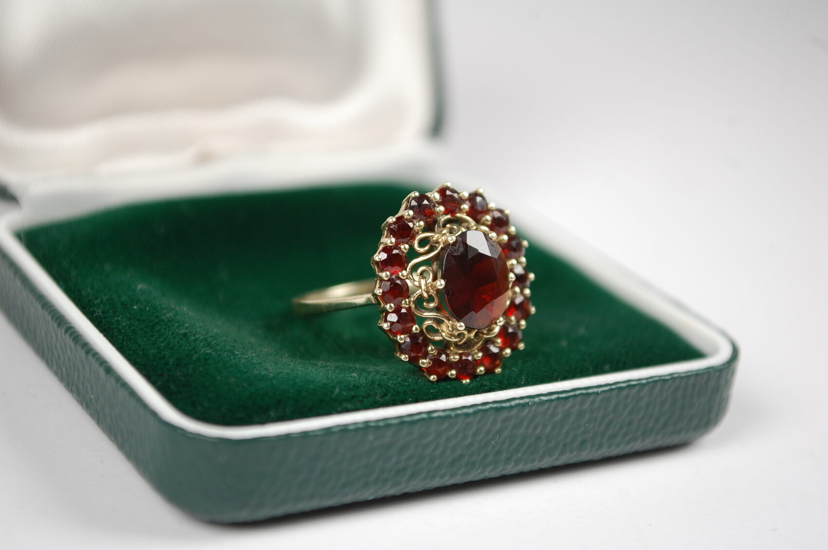 Ring mit Granatsteinen, 333 Gold, 3,7g, Ringgröße 53 | MA-Shops