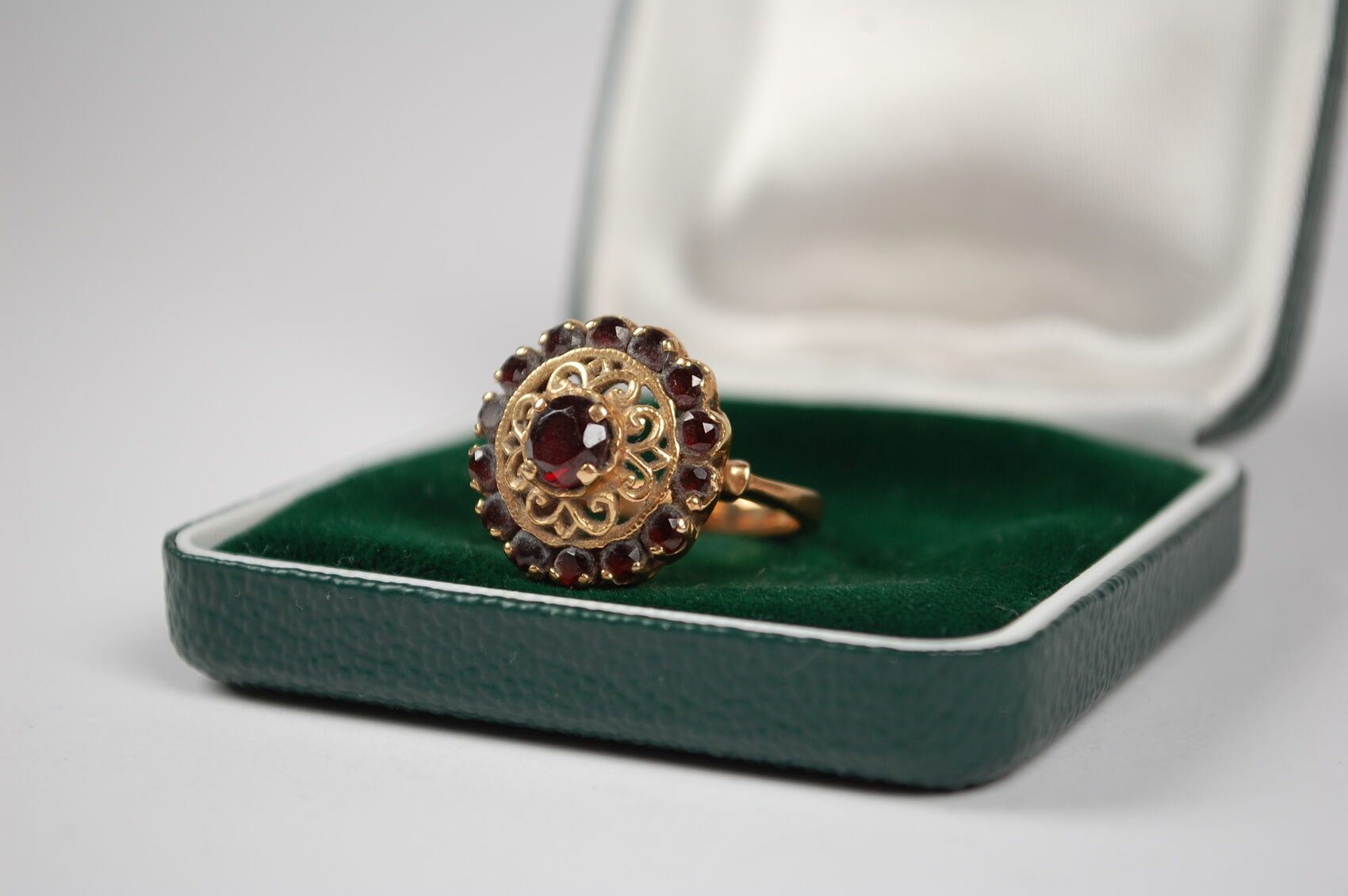 Ring Gold 585, mit granat Stein, 5,9g, Ringgröße 53 | MA-Shops