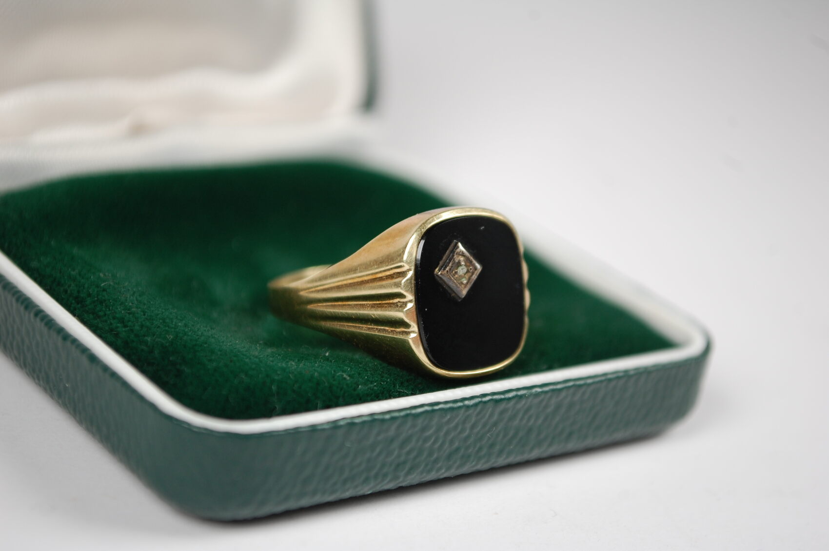 Ring mit Onyx Lagenstein mit kleinen Diamant, 585 Gold, 3,5g, Ringgröße ...