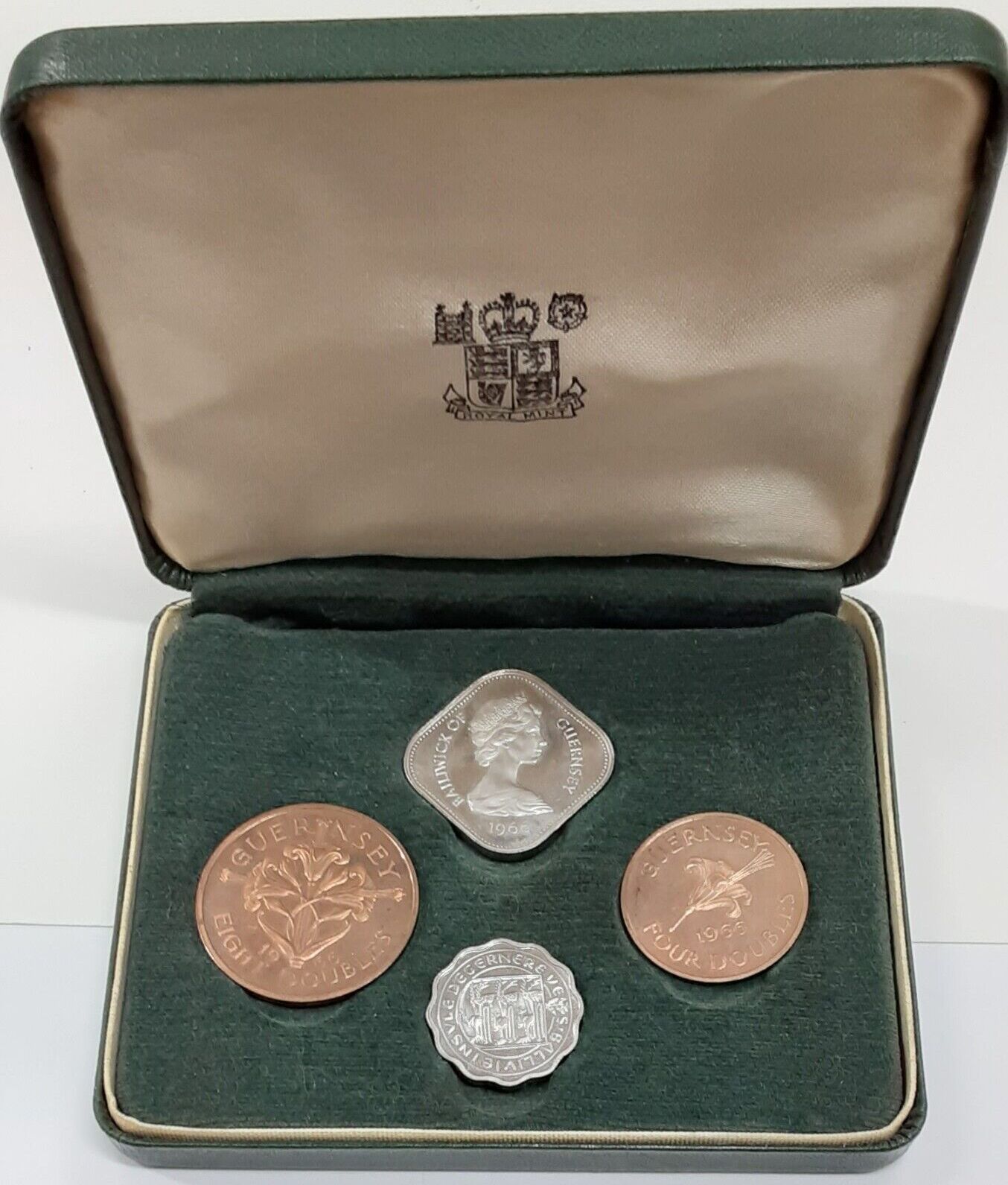 Weltmünzen 1966 Guernsey Brilliant Uncirculated 4 Coin Set in Royal Mint Case BU - see photos ...