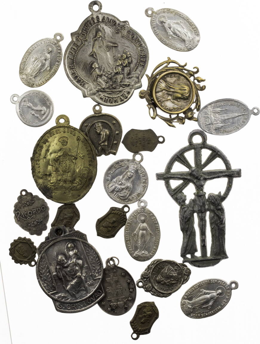 Katholizismus o.J. 1 Lot mit 20 Wallfahrtsanhängern und religiösen Medaillen ss-vz | MA-Shops