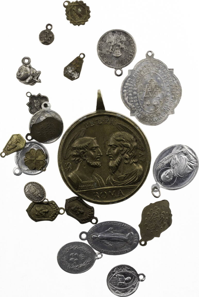 Katholizismus o.J. 1 Lot mit 20 Wallfahrtsanhängern und religiösen Medaillen ss-vz | MA-Shops