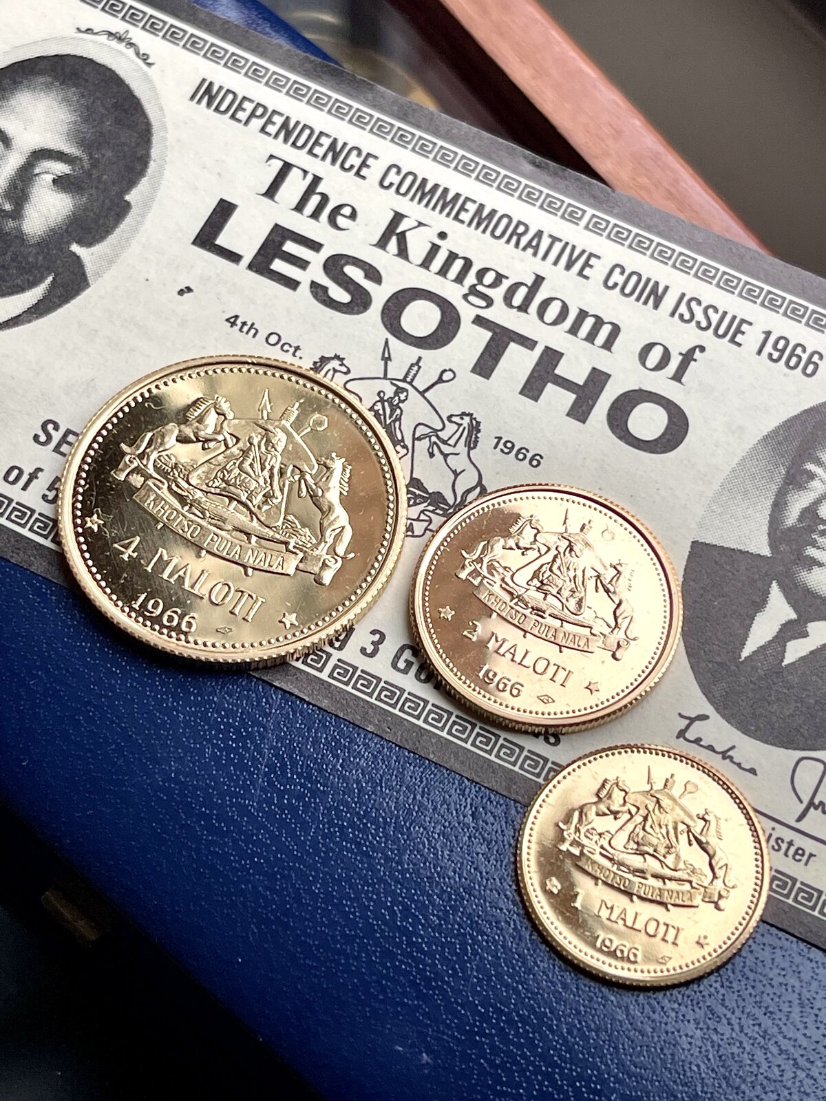7 Maloti Lesotho – 1966 – Independence Commemorative Set – 3 Goldmünzen ...