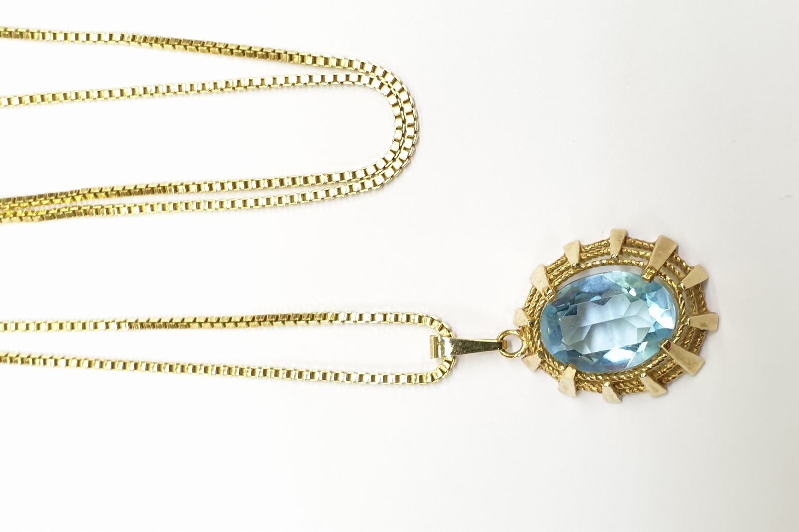 Elegantes Kette Mit Blauem Stein Bild