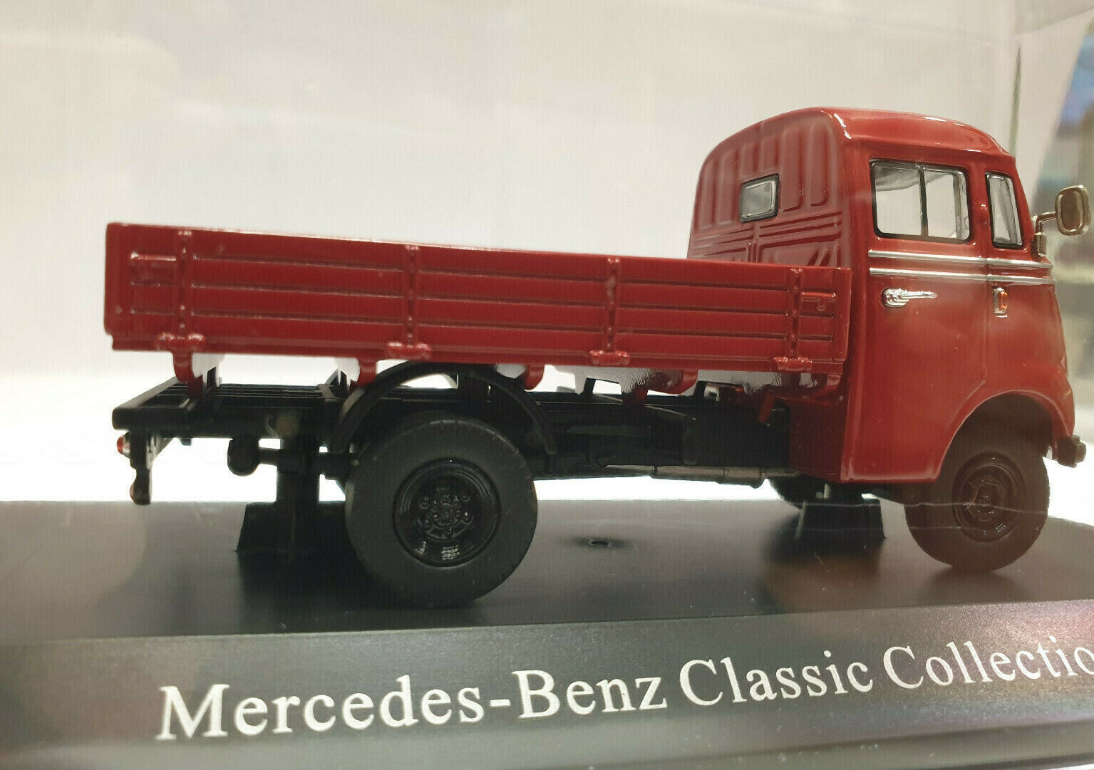 Modellauto Mercedes Benz Classic Collection rot in OVP | MA-Shops